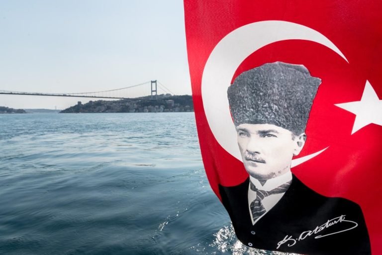 10 Kasım Şiirleri – Atatürk’ü Anma ile İlgili Duygusal Şiirler | Nevilia
